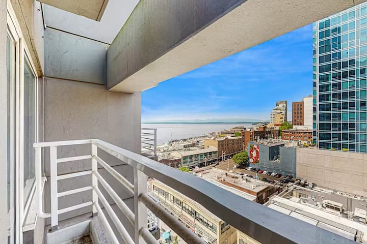 Bright Waterfront Condo With Gym & Pool - Seattle, WA