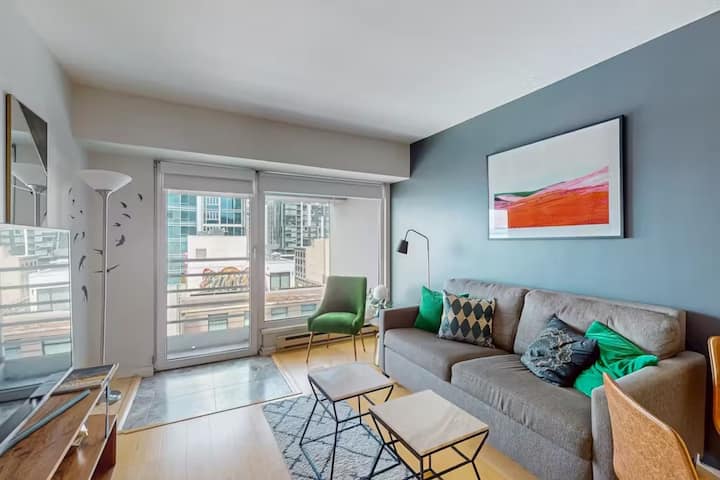 Bright Waterfront Condo With Gym & Pool - Seattle, WA