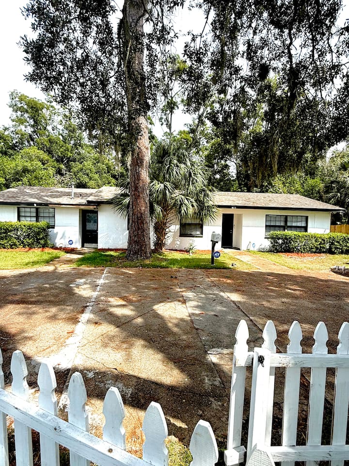 Spacious 4br Home  Sleeps 8, Just 2 Miles From Fsu - Tallahassee, FL