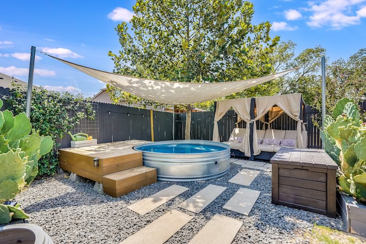 Home In Austin With Cowboy Pool & Spa - Austin, TX