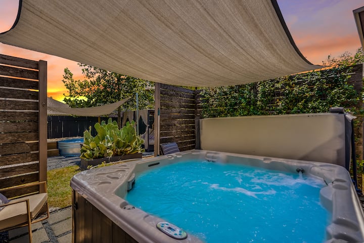 Home W/ Hot Tub, Cowboy Pool, Firepit, & Game Room - Austin, TX