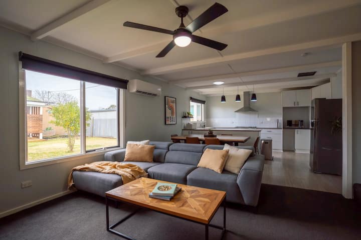 Spacious Kerang Retreat | Stylish & Cosy - Kerang