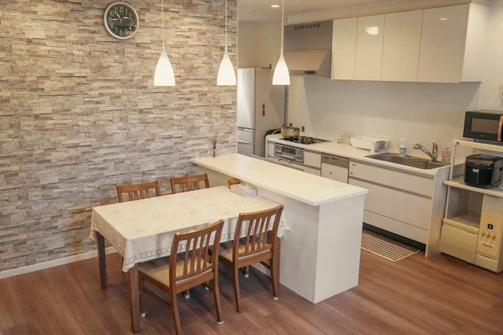 [宜家]3层整栋一户建|难波坐车5分钟|关西空港直达|天下茶屋8分钟|4室一厅|1浴2卫|免费车库 - Osaka, Japan