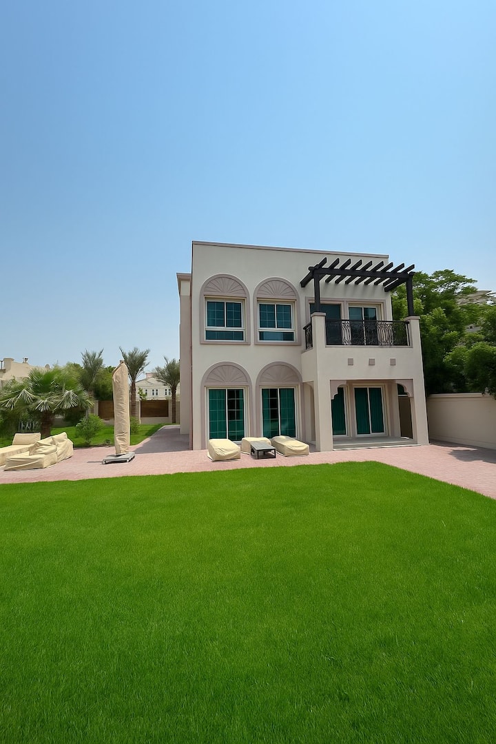 Family Villa, Sleeps Up To 9 In Jvt+ Large Garden - Dubai