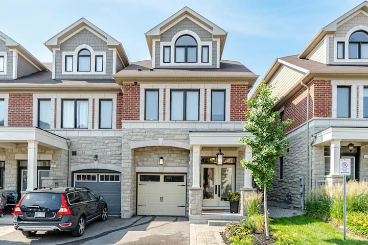Bright Modern Corner Townhome In Vaughan! - Bolton, ON, Canada