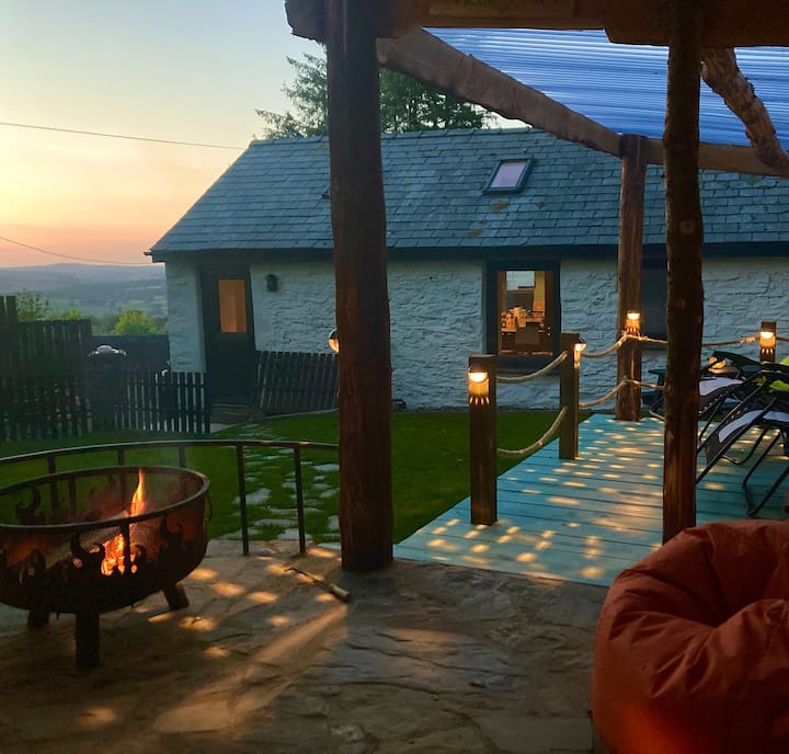 Unique Barn With Highland Cows & Roofed Fire-pit - Lampeter