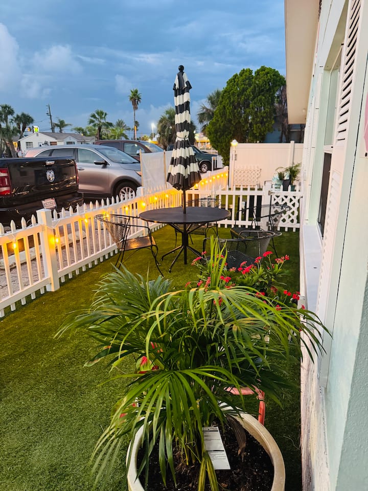 Cozy Ground Level Suite, Walk To Upham Beach - St. Pete Beach, FL