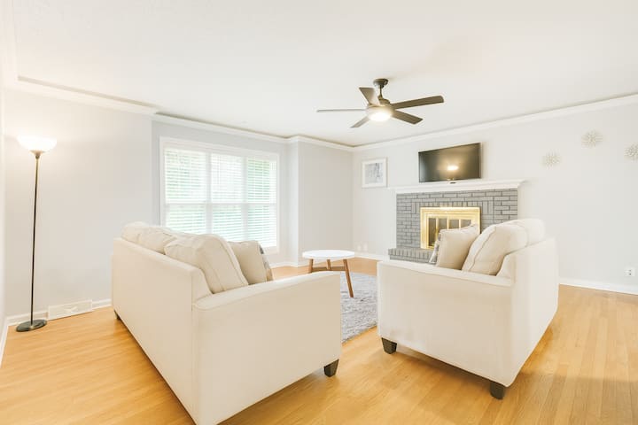 Cozy 3br2.5 Ba House By Legends Sleeps 8, 5 Beds - Kansas City