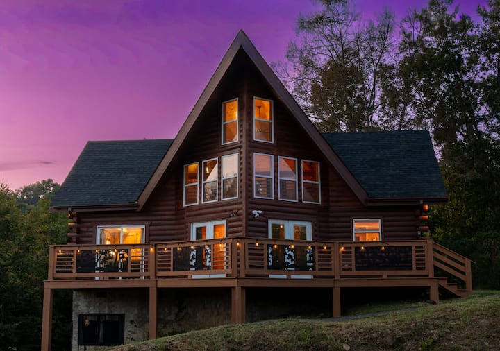 Charming Mountain Dream & Primelocation | Sleeps 8 - Sevierville, TN
