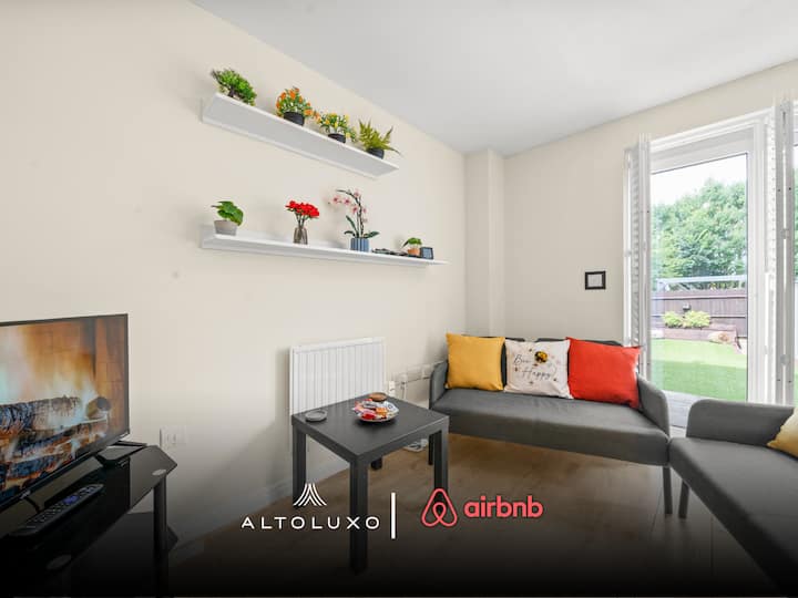 Home For Contractors|group|family|business|parking - Bristol