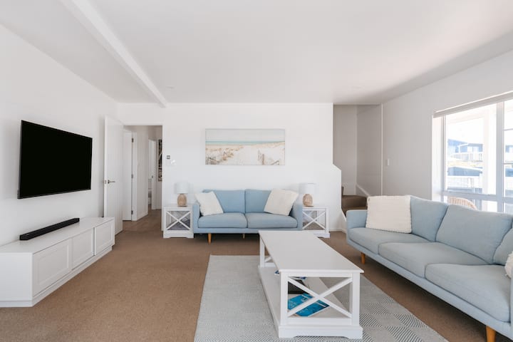 Stunning Holiday Home On Papamoa Beach - Papamoa