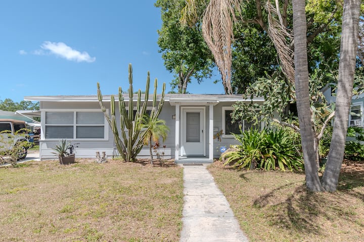 Janell's Oasis - St. Petersburg, FL