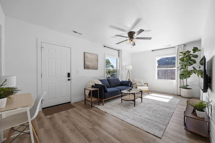 Modern Boho 2-bed Home Near Downtown - Cedar Rapids, IA