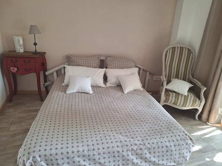 Chambre Climatisée Privative Avec Sa Salle De Bain - Calvisson