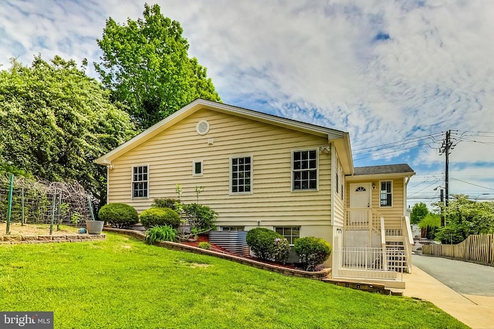 Spacious Cozy 4br | Walk To Metro | Firepit - Rockville, MD