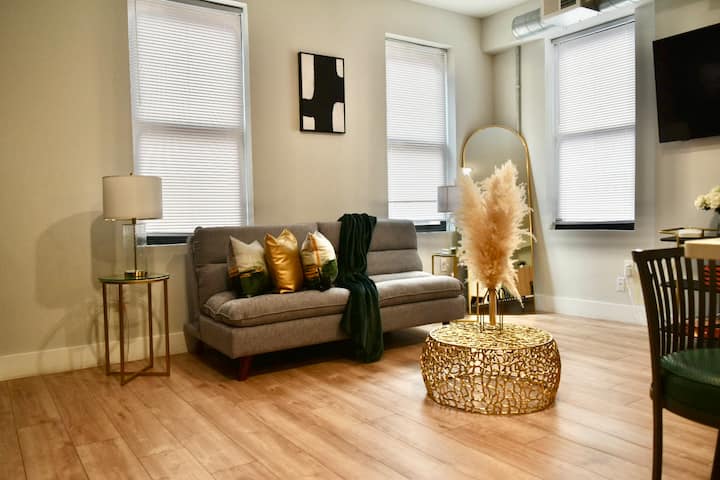 Central Otr | Modern Suite Near Paycor Stadium - Cincinnati, OH
