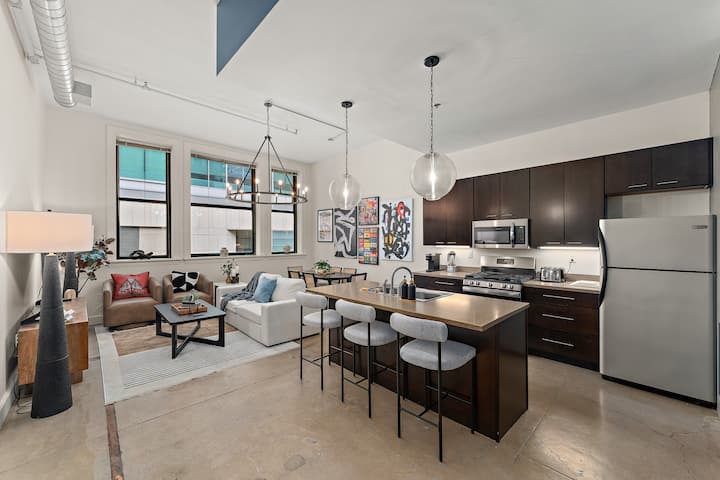 Heart Of Pgh | 2br Urban Oasis | Free Parking+gym - PNC Park - Pittsburgh