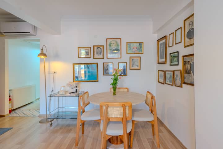 0104 • Calm, Authentic With Antiques. - イスタンブール