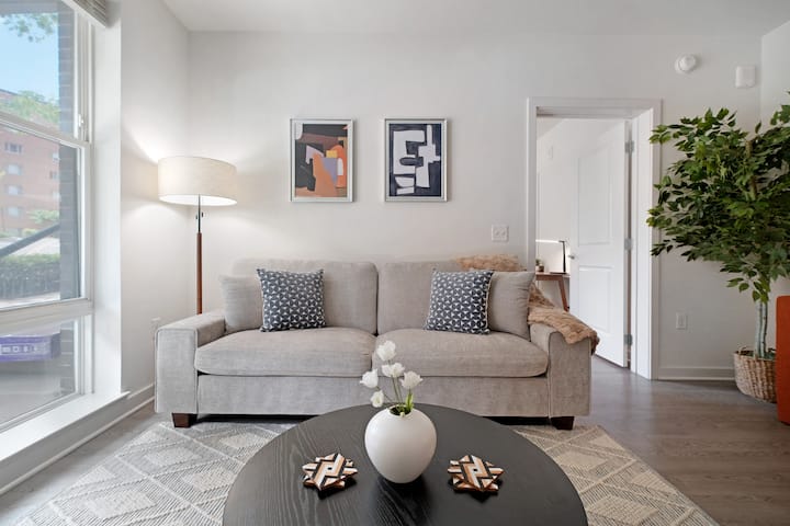 Modern 2bd/2bth | Free Parking- Mins From Dc - Arlington, VA