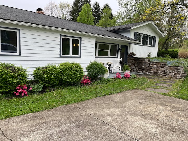 Trendy Upscale Retreat W/hot Tub - Bainbridge, OH