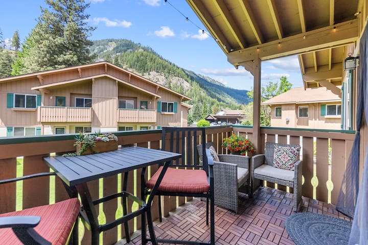Clean Family Stay King Bed + Balcony Mountain View - Leavenworth, WA