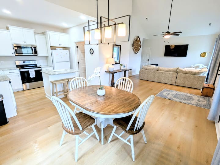 Open Floor Plan | Large Smart Tvs | Baby Proof - Biltmore, TN