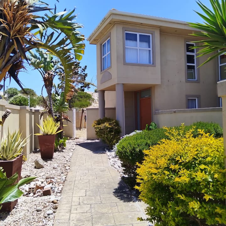 6-bed Beach House, (6minute Drive) Bloubergstrand - Cape Town