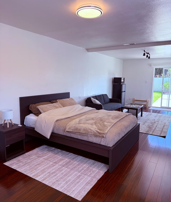 Spacious Room With Private Bathroom - Los Angeles, CA
