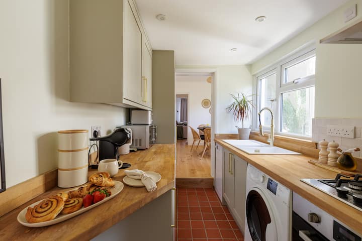 Stylish 2-bedroom Heart Of Guildford Home - Godalming