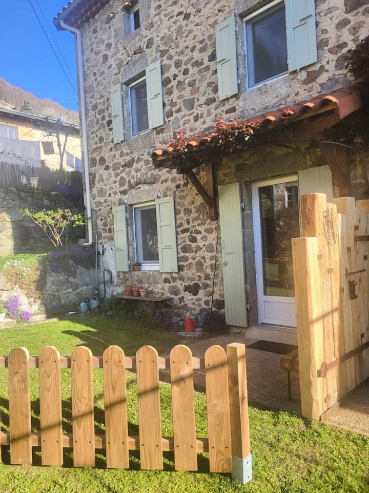 Gite De La Pinsole
2 à 4 Pers
Ardéche Verte - Saint-Bonnet-le-Froid