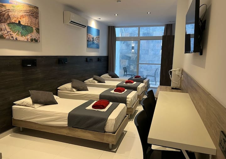 Purple 7: Studio Apartment In St. Julian's - Malta