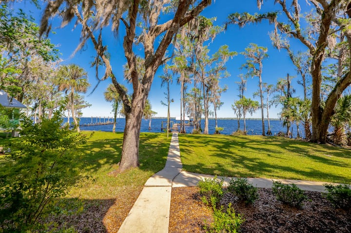 Spacious Villa On Crescent Lake - Crescent City, FL