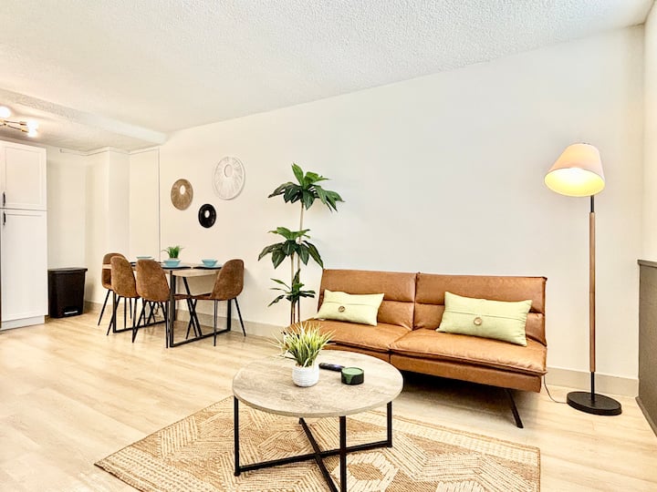 *Free Parking Central Location + Pool, Gym, Sauna* - Memphis, TN