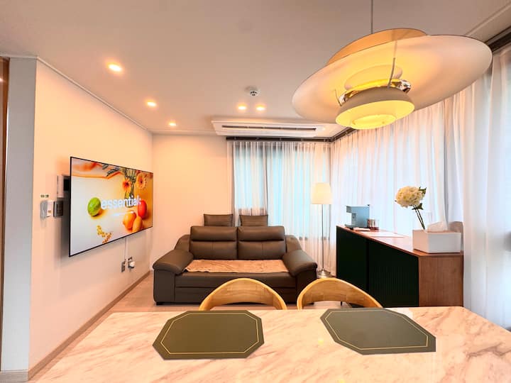 Bts금돼지식당약수역5분평지,명동,루프탑,복층,bbq,무료짐보관,최대10인,욕실3개,수영장 - Seoul