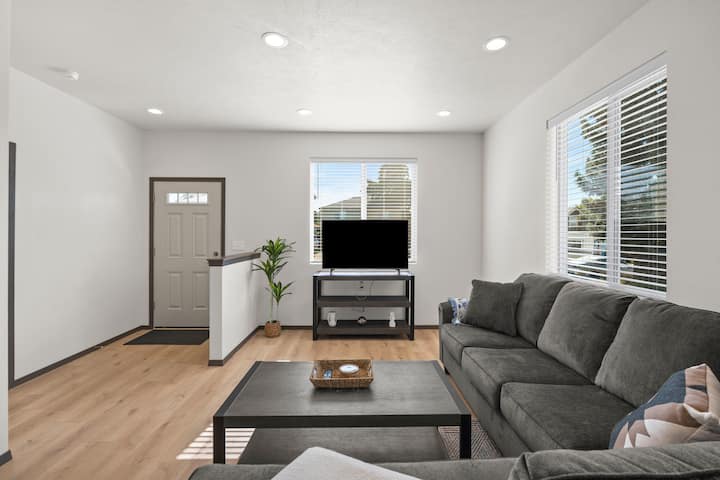 Near Gu, Modern Bungalow, Free Parking, Fast Wifi - Spokane, WA