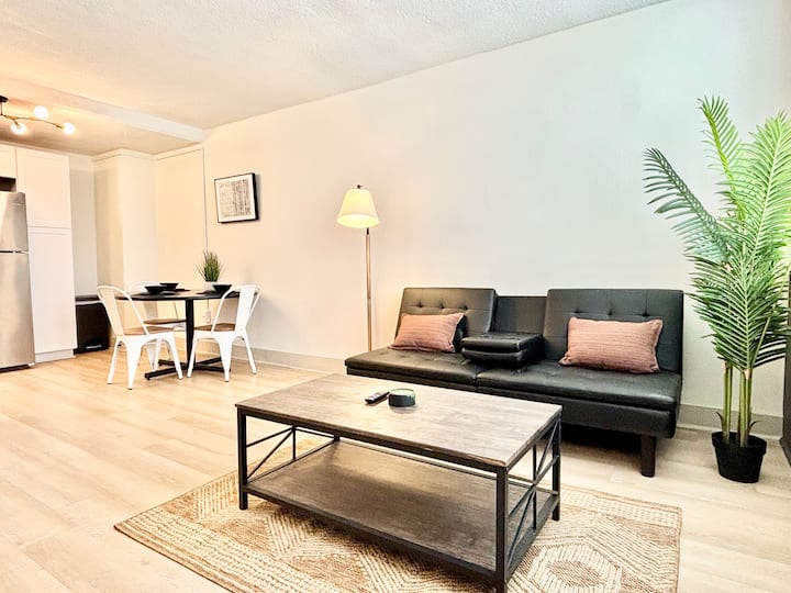 *Free Parking Central Location + Pool, Gym, Sauna* - Memphis, TN