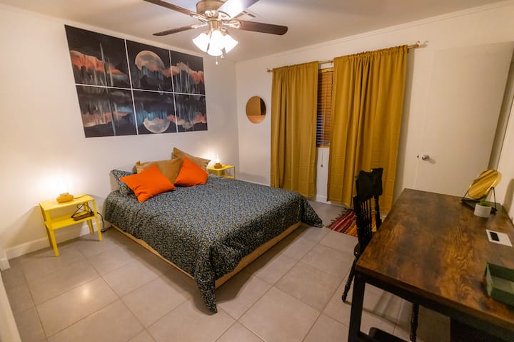 Room 3
Queen Bed Private Bathroom - Phoenix, AZ