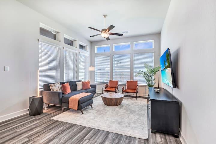 Modern 4 Bed|3.5ba| King Bd|grill | Office| 2700sf - Richmond, TX