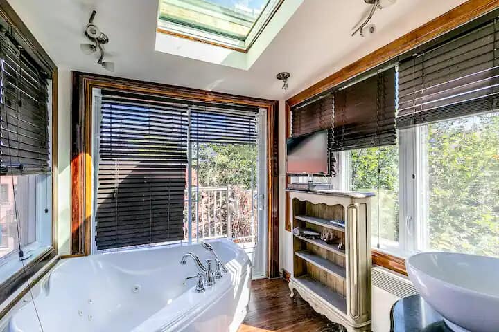 Stylish 3br Getaway | Hot Tub & Free Parking - LaSalle