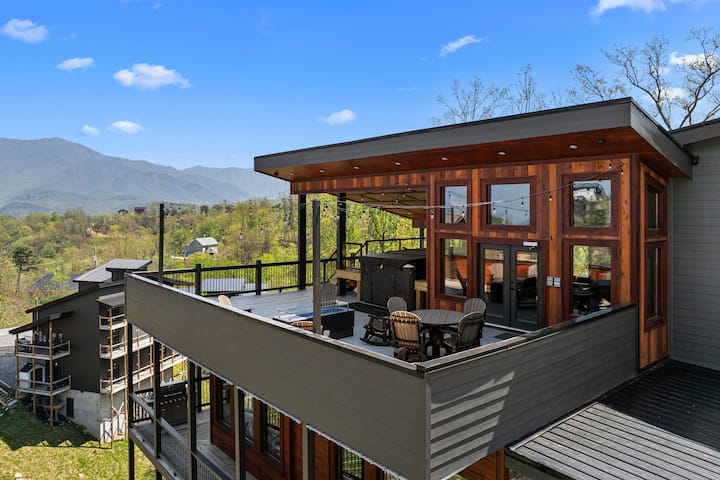 Rare Rooftop Swim-spa & Hot Tub • 3-story Views - Gatlinburg, TN