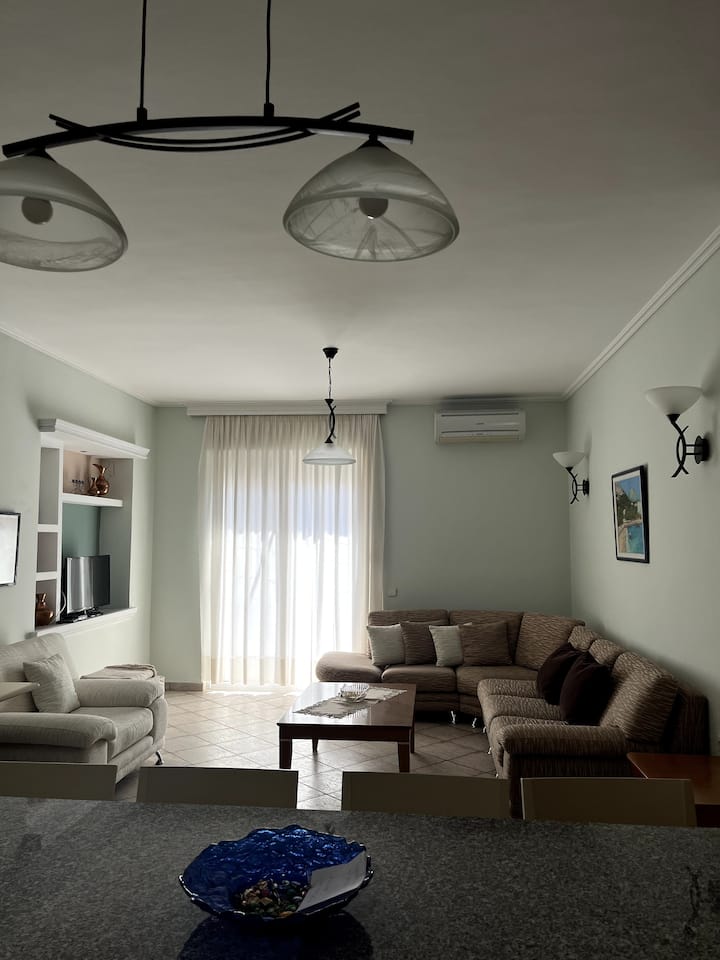 Sunny Modern Apartment Next To The Beach - Saranda