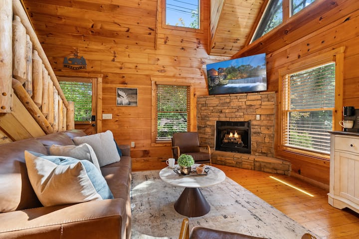 Peaceful Cabin Retreat | Hot Tub & Fireplace - 