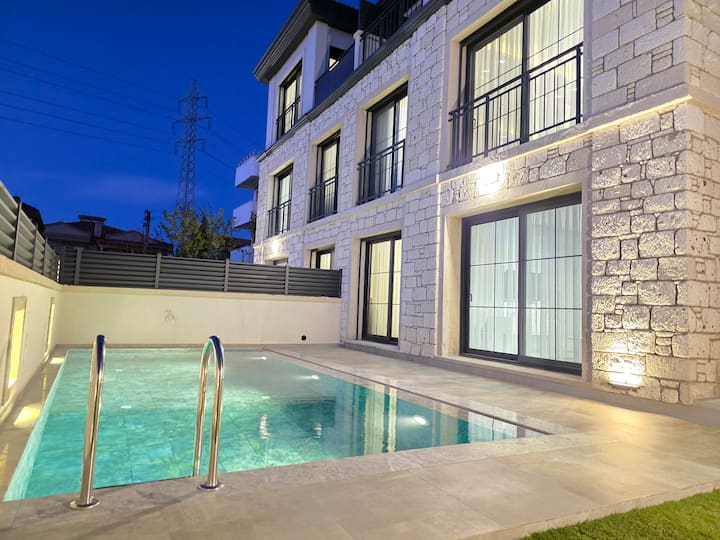 Alaçatı’da Modern Taş Villa – ÖZel Havuzlu 3+1 - Alaçatı