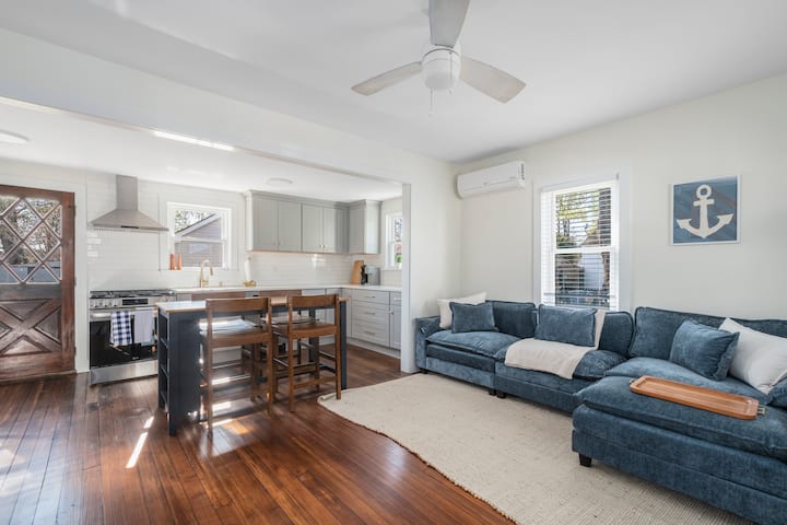 Oakland Beach Cottage: Marinas, Golf & Fish - Warwick, RI