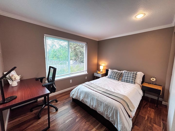 Cozy Room-dedicated Bath-large Yard-near Freeway - Everett, WA