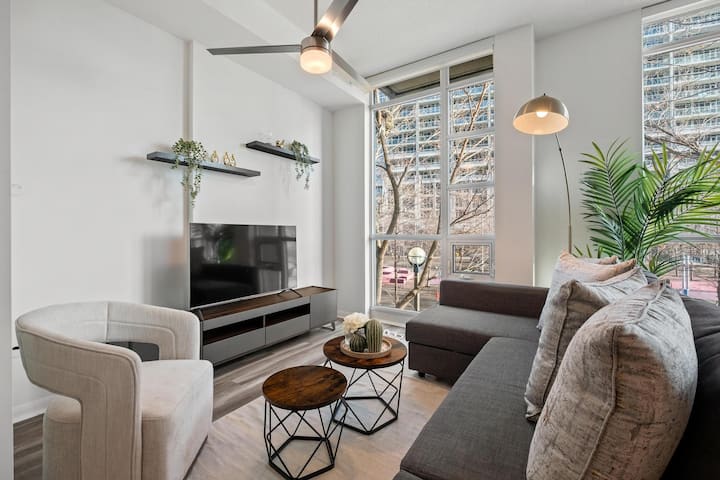 Bright & Beautiful Condo + 1 Free Parking - Toronto