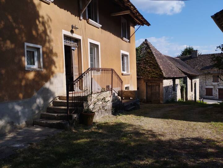 Charmante Maison De Famille Rustique à La Campagne - Morestel