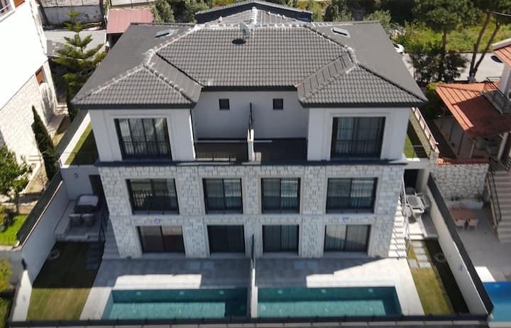 Alaçatı Kiralık Modern Taş Villa–deniz Manzaralı - Çeşme