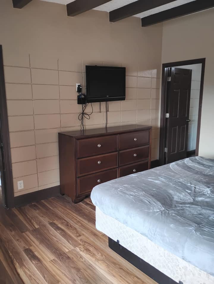 (201) 2 Bedroom/2 Bathroom Apt W/ Full Kitchen - 巴頓魯治