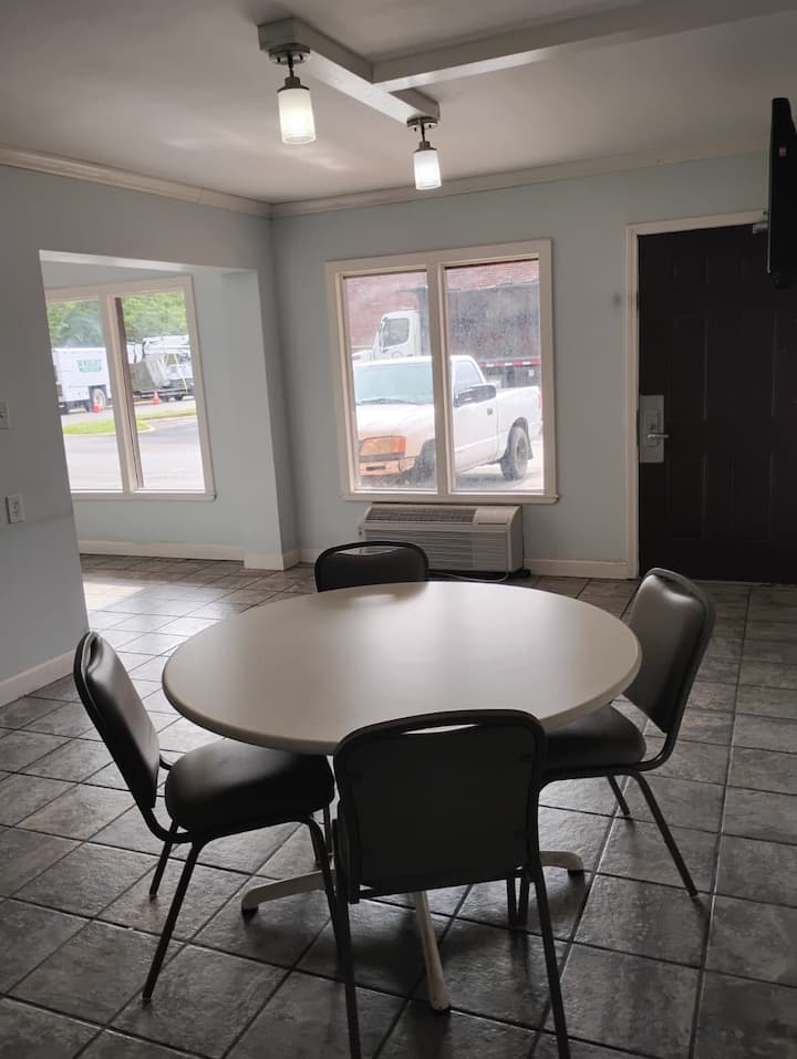 (224) 2 Double Beds/1 Bath Room W/ Full Kitchen - BREC's Baton Rouge Zoo